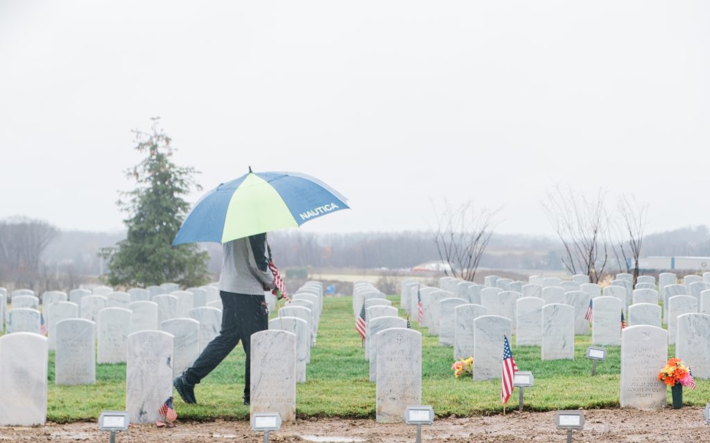 Crowds weather rain for Veterans Day tribute at National Cemetery of ...